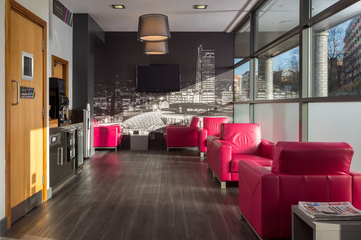 Roomzzz Leeds City West - Checkin Apartments
